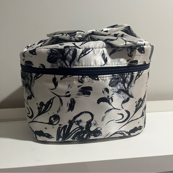 Ulta Beauty | Bags | Ulta Beauty Blue And White Floral Makeup Bag ...